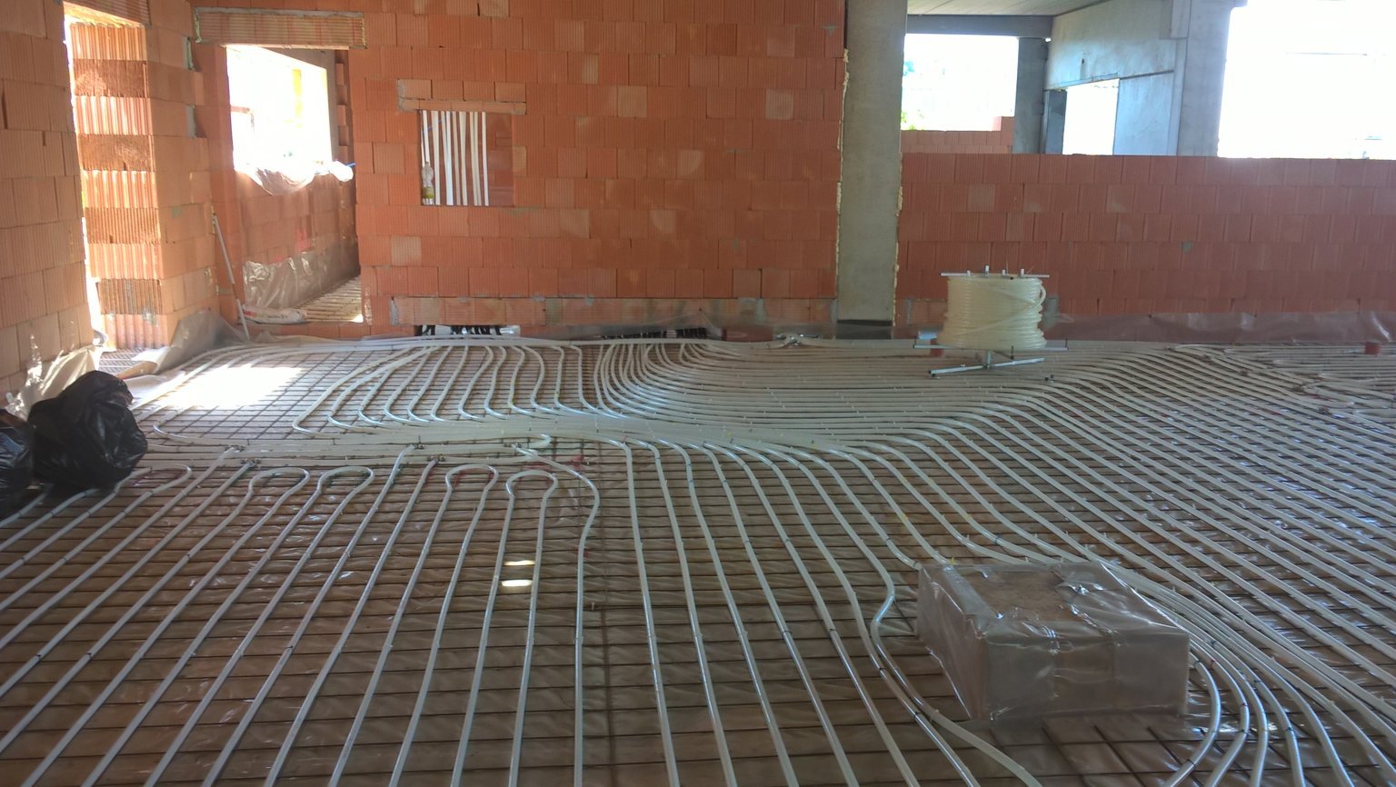 Podlahové vytápění a chlazení v kombinaci s tepelným čerpadlem